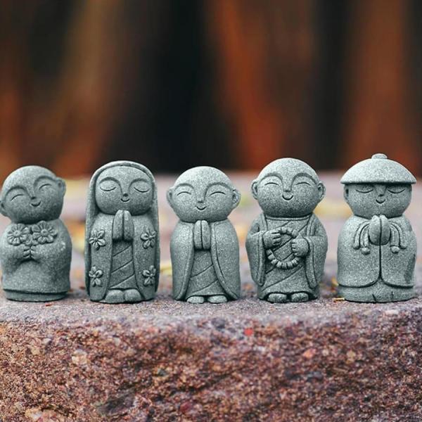 【象徴】地蔵菩薩は、「安忍不動、大地の如し、静慮深密、秘蔵の如し」ことから名づけられました。仏典によれば、地蔵菩薩は前世で何度も地獄で苦しむ母親を救ったとされ、罪深く苦しむ衆生、特に地獄にいる衆生を救うことを長年誓い続けている。そのため、こ...