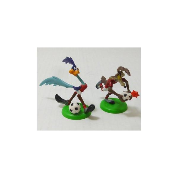 370円 レターパック変更します＊＊＊クレジットカード支払いお願いします＊＊＊コヨーテとロードランナーがサッカーをしているフィギュアのセットが入荷しました。でも、よく見て下さい…コヨーテのボールに注目!!ボールが爆弾になっているお決まりのパ...