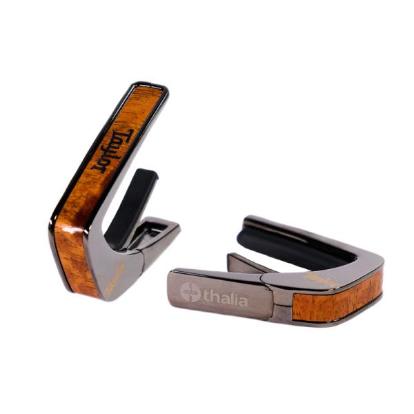 タリア カポ テイラー Thalia Capos BC-TAYLOR Black Chrome TAYLOR AAA CURLY HAWAIIAN KOA LOGO ENGRAVING ギター カポタスト 12インチ フレッドパッド付属