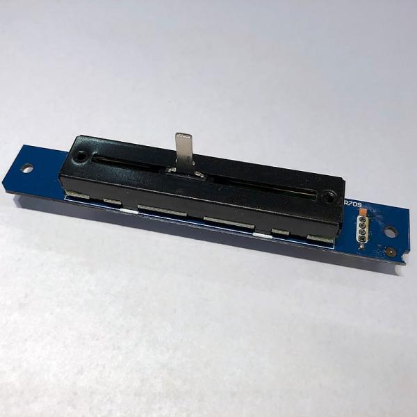 Vestax CF-400クロスフェーダーは、VCI-400 DJコントローラーの代替クロスフェーダーです。