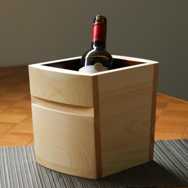 針葉樹の柔らかさと軽さを活かし、肉厚で手触りの良いディテールが共通のシリーズ。おおらかな曲面が木材独特の「木目紋様」を浮かびださせています。内側には拭き漆を施し、防水性を高めるとともに、ひのきの地肌とのコントラストを楽しむ事のできるアイテム...