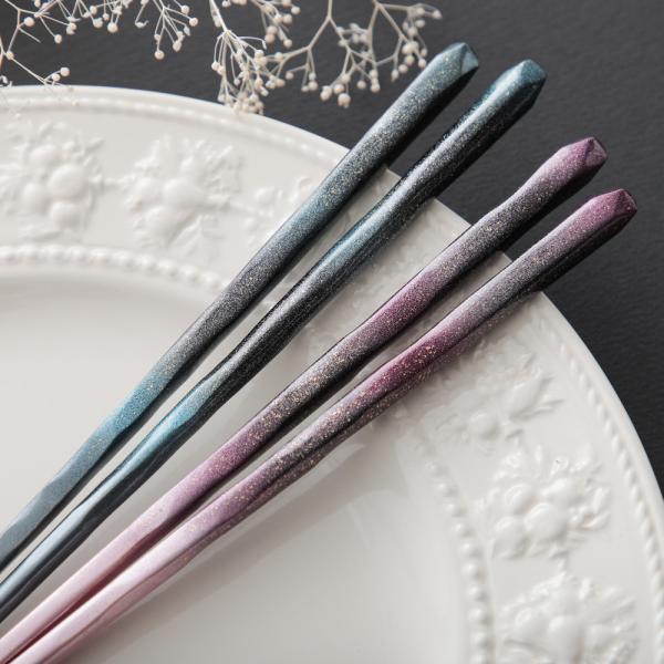 若狭の老舗箸メーカーの女性スタッフの方々が「カワイイ」を追求したシリーズ「Plus capi」。その中でも「ギャラクシー」は、伝統的な塗の技術を生かした美しい仕上がりです。ただファンシーにカワイイだけじゃない。技術があるからこそできる大人の...