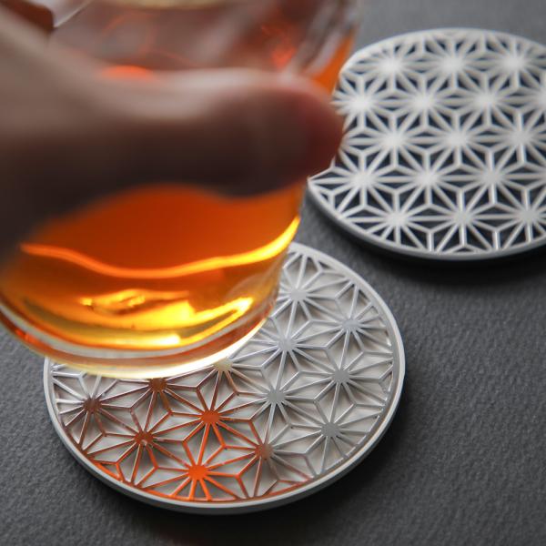 サイズ:φ80×4mm重量:29g（箱29g）材質:ステンレス、シリコン生産国:日本関連キーワード:コースター 食器 テーブルウェア ステンレス製 シリコン 木製 透かし彫り 工芸 工芸品 スタイリッシュ かっこいい おしゃれ 和柄 和風 ...