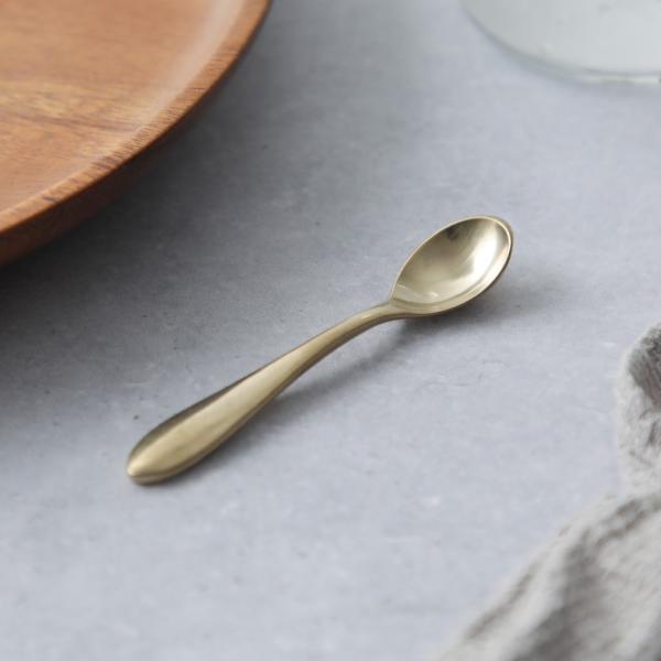 ゴールドがおしゃれな真鍮のカトラリー。アンティークなその佇まいはテーブルをぐっとおしゃれに演出してくれます。真鍮のその真価はやはり経年変化でしょうか。長くお使いいただくとそれぞれの個性が経年変化に現れます。毎日の食卓の思い出がカトラリーの中...