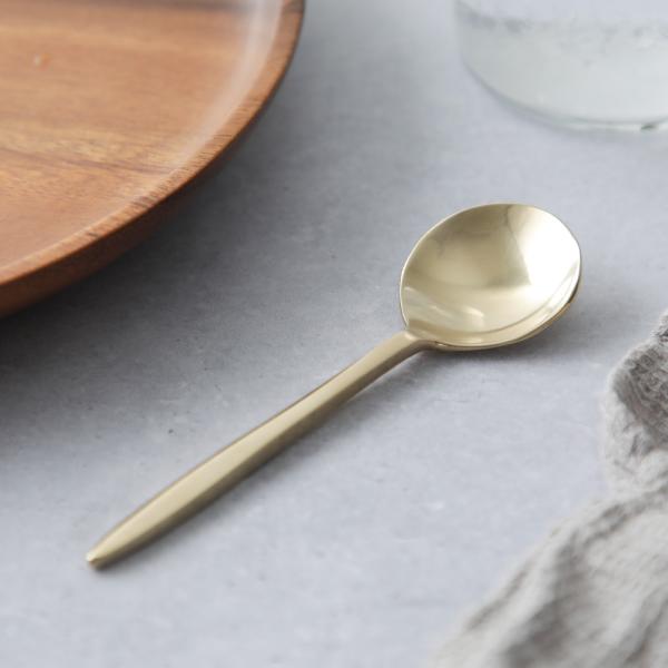 ゴールドがおしゃれな真鍮のカトラリー。アンティークなその佇まいはテーブルをぐっとおしゃれに演出してくれます。真鍮のその真価はやはり経年変化でしょうか。長くお使いいただくとそれぞれの個性が経年変化に現れます。毎日の食卓の思い出がカトラリーの中...