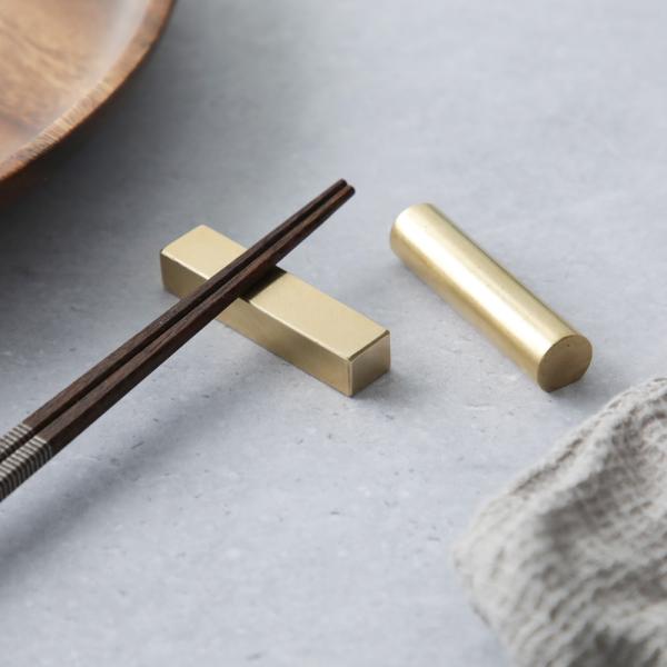 ゴールドがおしゃれな真鍮のカトラリー。アンティークなその佇まいはテーブルをぐっとおしゃれに演出してくれます。真鍮のその真価はやはり経年変化でしょうか。長くお使いいただくとそれぞれの個性が経年変化に現れます。毎日の食卓の思い出がカトラリーの中...