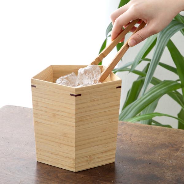 五角形のおしゃれな竹製のアイスペールとトングのセット。竹は熱伝導率が低く、熱さが伝わりにくい性質があります。そのため室温や手の温度で氷が溶けてしまうのを防ぎやすくなっています。五角形のモダンなデザイン。新築祝いや結婚祝いなどの贈り物にも最適...