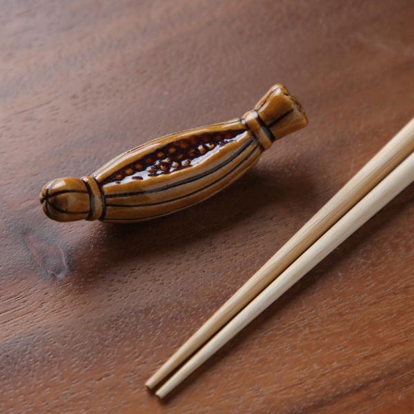 イホシロ窯が手がける食品・料理シリーズより朝食にぴったりな「わら納豆」です。昔懐かしくもあり、今となっては実物を見たこともない人も多いわら納豆がモチーフです。両端が持ち上がっているのでお箸が転がってしまうこともありません。 食卓にそっと置い...