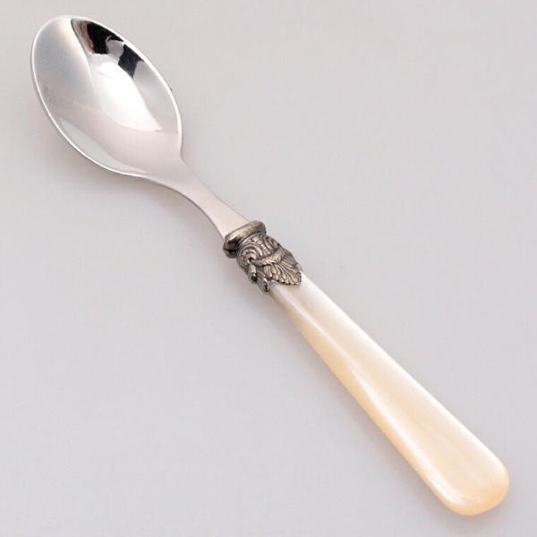 ヨーロッパ有数のカトラリーメーカーEMEはイタリアのミラノ郊外にあります。食洗器が使える高級アクリル樹脂のハンドルは、大理石のような高級感があります。飾り金具は鋳型鋳造で作られており、細部まで彫が深く美しい仕上がりになっています。意外に揃え...