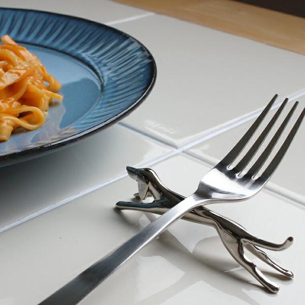 イヌの姿をしたナイフレストです。ペアなのでちょっとしたプレゼントにもおすすめ。サイズ:75×16×32mm材質:亜鉛合金、クロムメッキ生産国:日本