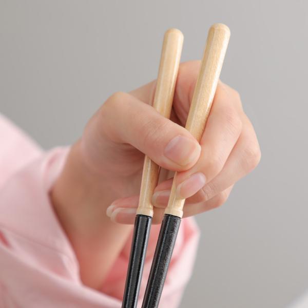 兵左衛門の折れたバットシリーズは、プロ野球界を中心に社会人野球や大学野球等で使用された後、役目を終えた破損バットや、バットを作る際にできる端材の再利用で出来ています。適度な堅さとしなやかさを併せ持つバット材はお箸の素材としても最適です。また...