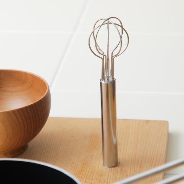 燕三条で製造されている味噌用マドラー。おみそ汁のお味噌2人分をさっとすくえます。一人用に比べて柄が太くなっており、さらに掬いやすくなっています。ステンレス柄のシンプルな形状で清潔感があります。ドレッシングを混ぜたり、マドラーとしても◎サイズ...