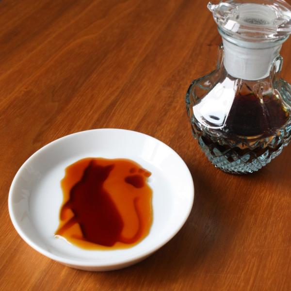 お醤油を入れるとネコのシルエットと肉球が浮かび上がるお皿です。意外にお醤油の節約になります。サイズ:約Φ8.2×H1.8cm材質:磁器生産国:日本</p><iframe src="http://www.rakuten.ne...
