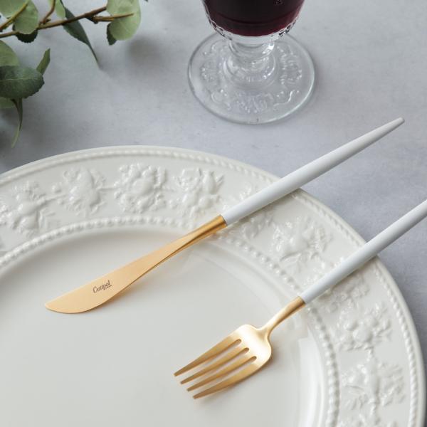 オシャレすぎるカトラリーとして大人気のクチポールGOAシリーズ。こちらは金メッキとホワイトのハンドルが華やかなデザインです。柄の部分には樹脂が使われていて、ステンレス先の結合部は鍵状になっているため、はずれることがありません。メーカーは食洗...