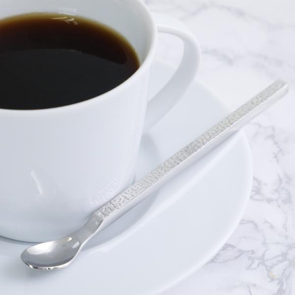 有田焼陶芸家にしだゆかさんデザインの高級感のあるオシャレなカトラリーです。持ち手は表面には日本古来の美しい土壁のような装飾が施されており、スクエア型で一般的なコーヒースプーンよりもシャープですがどっしりとして高級感があります。18-8ステン...