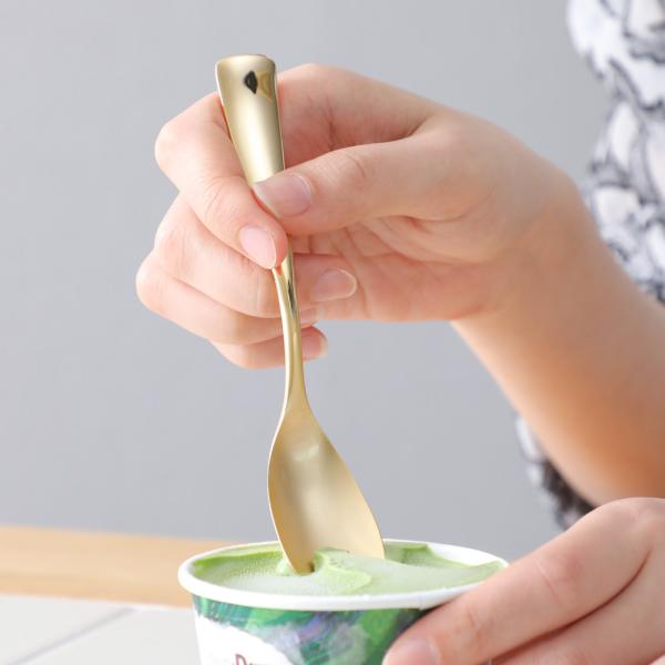 6/19に入荷予定です。入荷後順次配送ご手配いたします。予めご了承ください。熱伝導率の高い純銅を使用したCOPPER the cutlery。普通のスプーンでは表面を削り取るのがやっとの固く凍ったアイスもじわっと溶かしながらすくえます。流線...