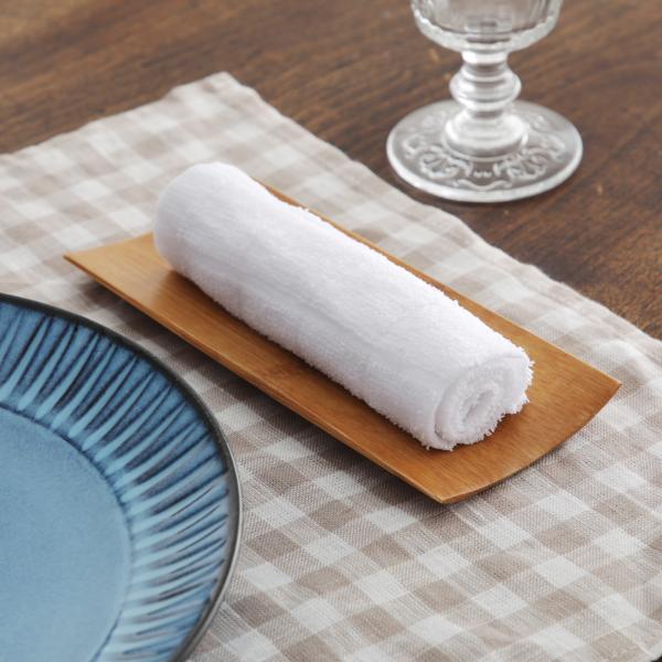 竹製のおしぼりトレイです。シンプルで様々なテーブルコーディネートにてご利用いただけます。サラリとした質感です。天然素材ですがお求めやすい価格で業務用で人気のお品です。汚れが目立ちにくく、軽くてスタッキングしやすいのも魅力です。食洗機はご利用...