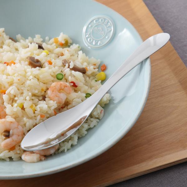 お米の国、新潟県燕市の職人（マイスター）が作ったお米の為のスプーンカレーや親子丼など丼ぶりを食べるのにぴったりなスプーンです。皿の先端は幅が狭く、深さを浅くし、更には端面の角を取り最高の口抜けを実現しました。さらに板厚を薄くすることで究極の...