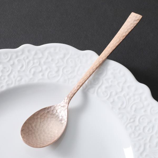 鎚目のカトラリーでも珍しくツボ部分にまで鎚目が施されたディナースプーンです。美しく輝くピンクゴールドが目を惹きます。全面に施された手作り感のある鎚目が暖かさと高級感を引き立ててくれて、傷も目立ちにくくなります。海外ブランドのカトラリーのよう...