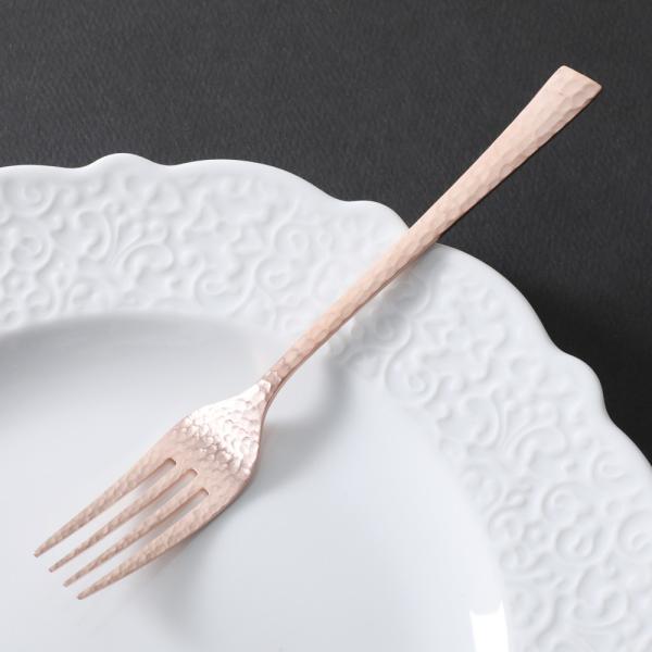 鎚目のカトラリーでも珍しくツボ部分にまで鎚目が施されたディナーフォークです。美しく輝くピンクゴールドが目を惹きます。全面に施された手作り感のある鎚目が暖かさと高級感を引き立ててくれて、傷も目立ちにくくなります。海外ブランドのカトラリーのよう...