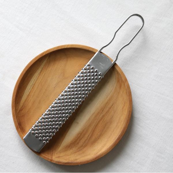 オールステンレスのパルミジャーノ用チーズグレーターです。握りやすくシンプルな上、食洗機対応だからお手入れも楽ちん。パルミジャーノやチョコレートなども細かく削り下ろします。レストランで見かけるような本格的なグレーターは、プロの選ぶ機能性と見た...