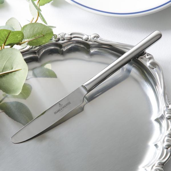 ドイツらしい、まさに「実直」といったようなシンプルで機能的なデザインは気取りすぎず、テーブルのイメージを損なわないからホテルやレストラン、航空機内など業務用として世界中から高い信頼を得ています。持ち手が他のカトラリーと比べ、ストレートな形状...