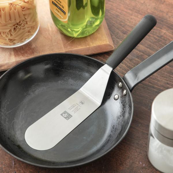 樹脂製のハンドルは握りやすく、ステンレスのヘラの先は薄く適度にしなやかで、がっつりステーキやハンバーグはもちろん、魚のムニエルや目玉焼きなどのデリケートな食材にも使いやすいイセルのターナー。無駄なところがなくプロ仕様でとても美しいです。IC...