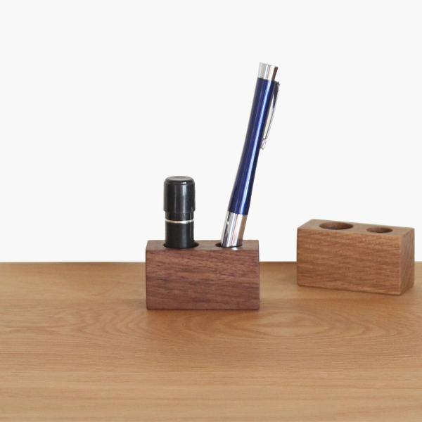 無垢のウォールナットを使用したシンプルで高級感のある印鑑・ペンスタンド。郵便や宅配便の受け取りなど，玄関で出番の多い印鑑やペンですが，置き場に困ることはありませんか。自宅やオフィスでも。玄関やデスク周りをおしゃれに飾る便利な収納アイテムです...