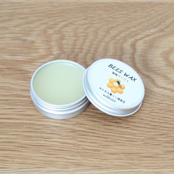 天然素材のみを原材料とした高品質なBEESWAX(蜜蝋ワックス)です。主成分は，ミツバチが巣を作るときに分泌する天然の蜜蝋と植物性オイル（亜麻仁油）。合成化学物質を含まないため，安心・安全にご使用いただけます。木製家具・無垢材のテーブル・イ...