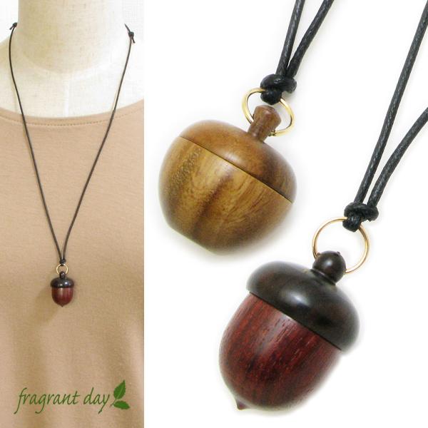 天然木で作られた素朴な印象のネックレスどちらのデザインも内側がくりぬかれていてネジで開く仕組みになっています長さ調節が簡単なコットン紐を付属ナチュラル感たっぷりのアイテムです素材：ウッド、合金、綿紐トップ大きさ：どんぐり=約31×21mm/...