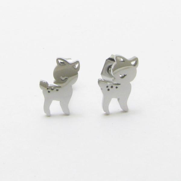 小鹿のバンビデザインのステンレス製ピアス精巧なデザインなのでとってもカワイイです！■素材：ステンレス■カラー：シルバーカラー■大きさ：約10ミリ※こちらのピアスは両耳セット（両耳用）の価格となります