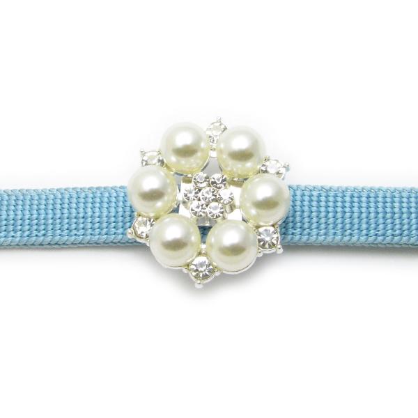 8mmサイズのパールを6個配置した華やかな帯留め中央とパールの間にはラインストーンが美しくきらめいています普段使いのおしゃれ着物や浴衣など気軽に楽しめる和小物アクセサリーです素材：合金、パールビーズ、ラインストーン花サイズ：約28mm×約2...