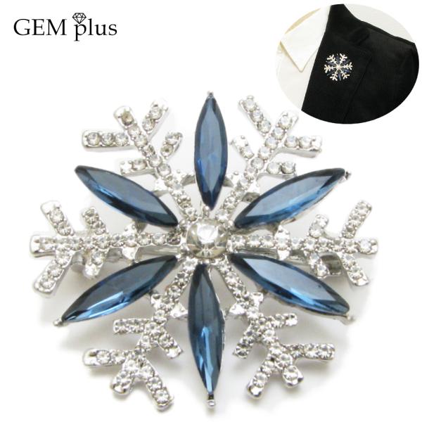 大人気モチーフの雪の結晶ブローチブルーカラーのストーンが目を引く清楚で上品なデザインですたっぷりのラインストーンが華やかで美しいアイテムジャケットやワンピース、ショール、帽子などいろんなところに付けて楽しんでください素材：合金、ラインストー...