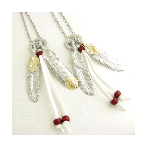 メディスンホイールと二枚のフェザーをコーディネートしたネイティブ系ネックレスゴールドカラーのフェザーが重なったハートフェザーが華やかですホワイトレザーとレッドビースが爽やかさをプラスしています素材：合金フェザー大きさ：約60mm×13mm重...