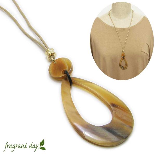 天然素材の水牛の角を使用したナチュラル感たっぷりのロングレザーネックレス素朴な中にも洗練された印象を持つ大人のアクセサリーです合成皮革のスムースレザー紐は結び目をずらすことで長さ調節が可能ネイティブスタイルやカジュアルスタイル、ボヘミアンに...