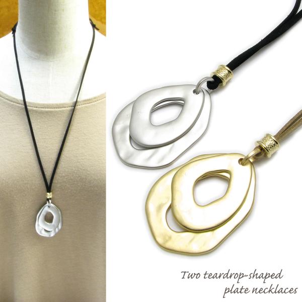 二枚の有機的なティアドロップ型のプレートが組み合わされたレザーネックレスマットテイストの落ち着いた風合いが大人の雰囲気ですスタイリッシュでクールな印象のアイテムです素材：合金、スエード風合成皮革トップ大きさ(カンは除く)：約50mm×37m...