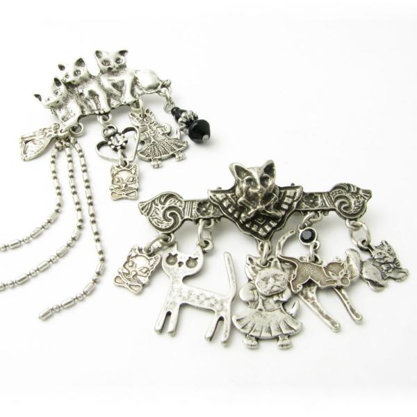 猫がいっぱい！のピンブローチですいろんな猫がジャラジャラ付いていてとにかく楽しい♪ジャケットはもちろん、帽子やバッグ・・・etcお好きなところに着けて楽しんで下さい素材：合金、ラインストーン幅：三匹猫タイプ=約34mm/クラシックタイプ=約...