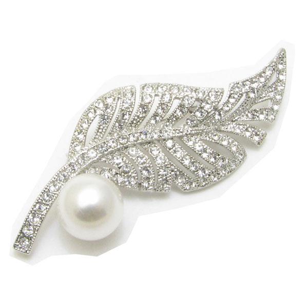 リーフとパール風ビーズとラインストーンの上品なブローチ全面のラインストーンがとっても華やかです大きなパール風ビーズも存在感ありですラグジュアリーな中に大人のキュートを感じさせるアイテムジャケットやカバン、帽子などいろんなところに付けて楽しん...