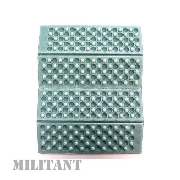 軽くてコンパクトに畳め携帯性に優れたODフィールドマットです。OD色の収納袋（巾着型）付きです。総火演等で大活躍します。総火演マストアイテムです 。商品サイズ：　　　【広げた状態】 （約）縦30×横39cm 厚み：5mm 商品サイズ：【折り...