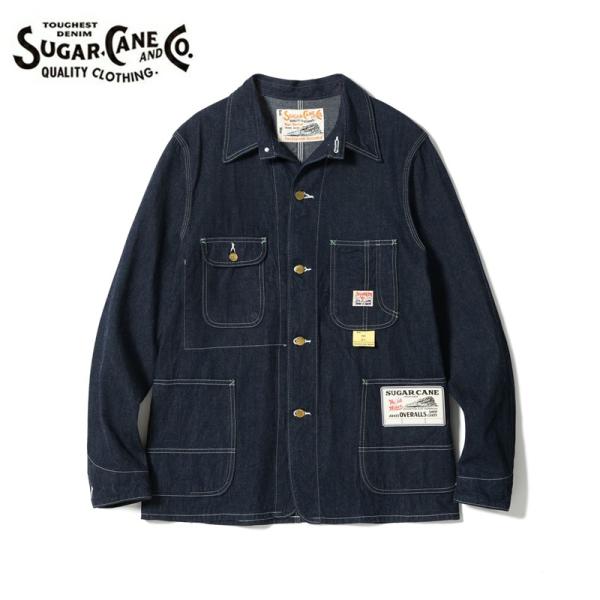 長年定番アイテムとして展開していた11オンスのブルーデニム生地のワークコートをリニューアルしてリリース。シンプルながらガチャポケ仕様など、ヴィンテージのディテールが備わった第二次世界大戦後のストアブランド系のワークコートとなっている。台襟が...