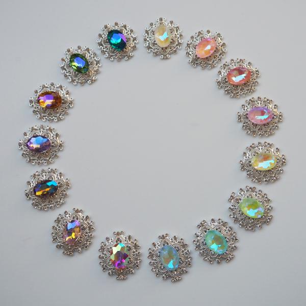 キラキラ ガラス製  オーバル型 センターパーツ 貼り付けパーツミルキーカラー オーロラカラー1個　90円サイズ： 約2.3cm×2.6cm（ 23mm × 26mm ）台座カラー： シルバー☆数量1で1個☆A：ミルキーホワイトSB：ミルキ...