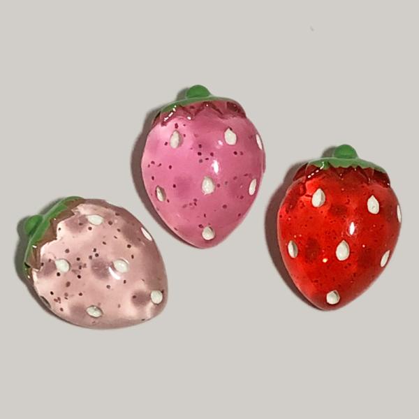 全3色 ラメ クリア 苺 いちご デコパーツ スイーツデコ 赤 ピンク2個　70円サイズ：　約1.5cm×2cm（15mm×20mm ）☆ご希望のカラーを選んでください☆A： 薄ピンク  2個B： ピンク 2個C： 赤 2個※お色は管理用で...