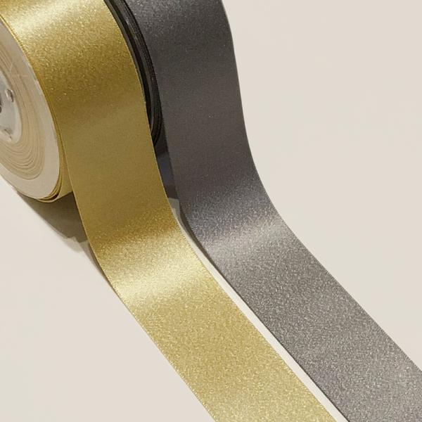 ゴールドとシルバーのラメ　両面サテンリボンです。リボン幅：3.8ｃｍ（38ｍｍ）☆ 数量1で1ｍ ☆ ご希望のカラーをお選びくださいE：　金 F：　銀 *:..。☆*゜¨゜゜・*:..。☆*゜¨゜゜・*:..。☆*゜¨゜・*:..。☆*゜当...