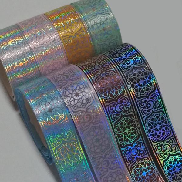 全8色  エキゾチック模様　サテンリボン オーロラ シルバー 箔押しリボン幅： 約2.5ｃｍ（25ｍｍ）☆ 数量1で1ｍ ☆ ご希望のカラーをお選びください※お色表記は管理用で、実物のお色とは異る場合もございます。※パターンの繋ぎ目・スレ・...