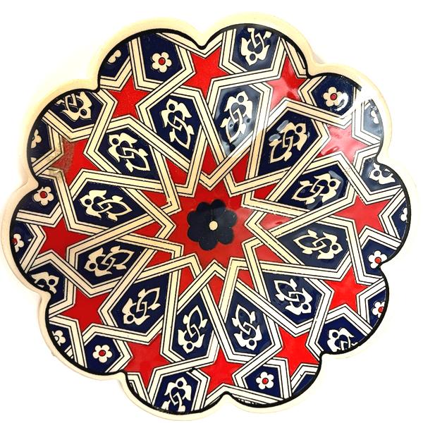 キュタフヤは、トルコ最古の都市の1つで工芸の町で有名です。16世紀から17世紀にかけて見事な陶磁器づくりが始まり、現代まで技術が受け継がれてきました。キュタフヤの陶器は、カラフルな色彩と繊細な絵柄が世界的に有名です。一つ一つ職人の手で美しく...