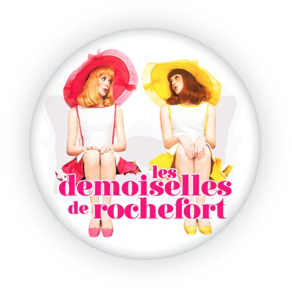 Jaques Demy "  Les Demoiselles de Rochefort 　”　缶バッジ映画『ロシュフォールの恋人たち』の復刻版ポスターからインスピレーションを得た、双子姉妹をモチーフにしたバッジ。ふたご座生まれの最も有名な姉...