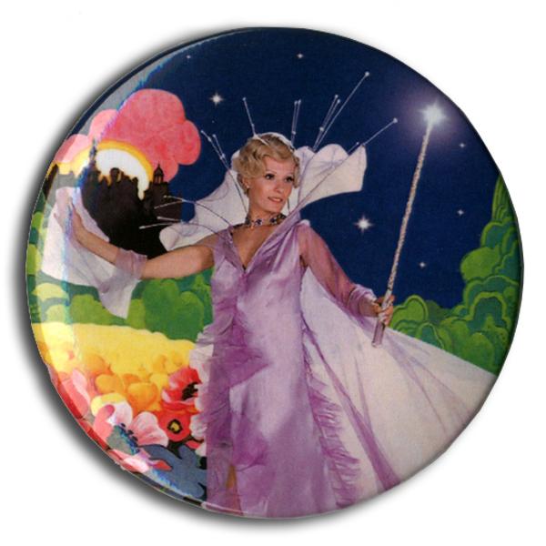 Jaques Demy 　"Peau d’Ane ”　 La Fee des Lilas　リラの妖精　缶バッジLes fees ont toujours raison !（妖精はいつも正しい！）素敵なメッセージが聞こえてきそうな、映画『ロバ...