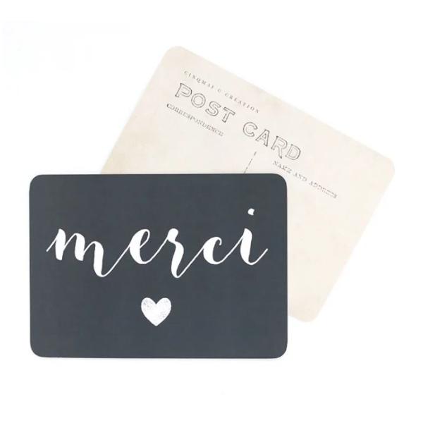「merci?」　 /　ポストカード人生の小さな瞬間が思い出の中で大きな瞬間になるように、愛する人にカードを贈りましょう。CINQMAIのポストカードは、剛性の高い300グラムの紙にプロ品質の印刷で作られています。国立美術学校を卒業し、いく...