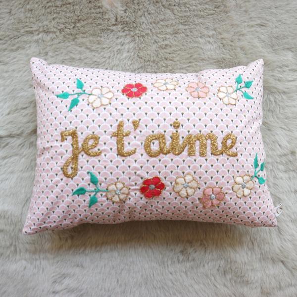 セネガルと西アフリカの子供たちを支援するフランスのCSAOと現地の刺繍職人の手仕事を生かした作品は、美しいシルバーやゴールド糸で1点1点丁寧に刺繍されたメッセージにお花やグリーンがロマンティック。華やかなお花やグリーンの刺繍が、ベッドルーム...