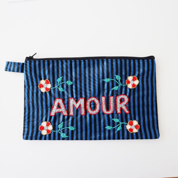セネガルと西アフリカの子供たちを支援するフランスのCSAOCと現地の刺繍職人の手仕事を生かした作品は、美しいシルバーやゴールド糸で1点1点丁寧に刺繍されたメッセージにお花やグリーンがロマンティック。メッセージはフランス語「amour」愛とい...